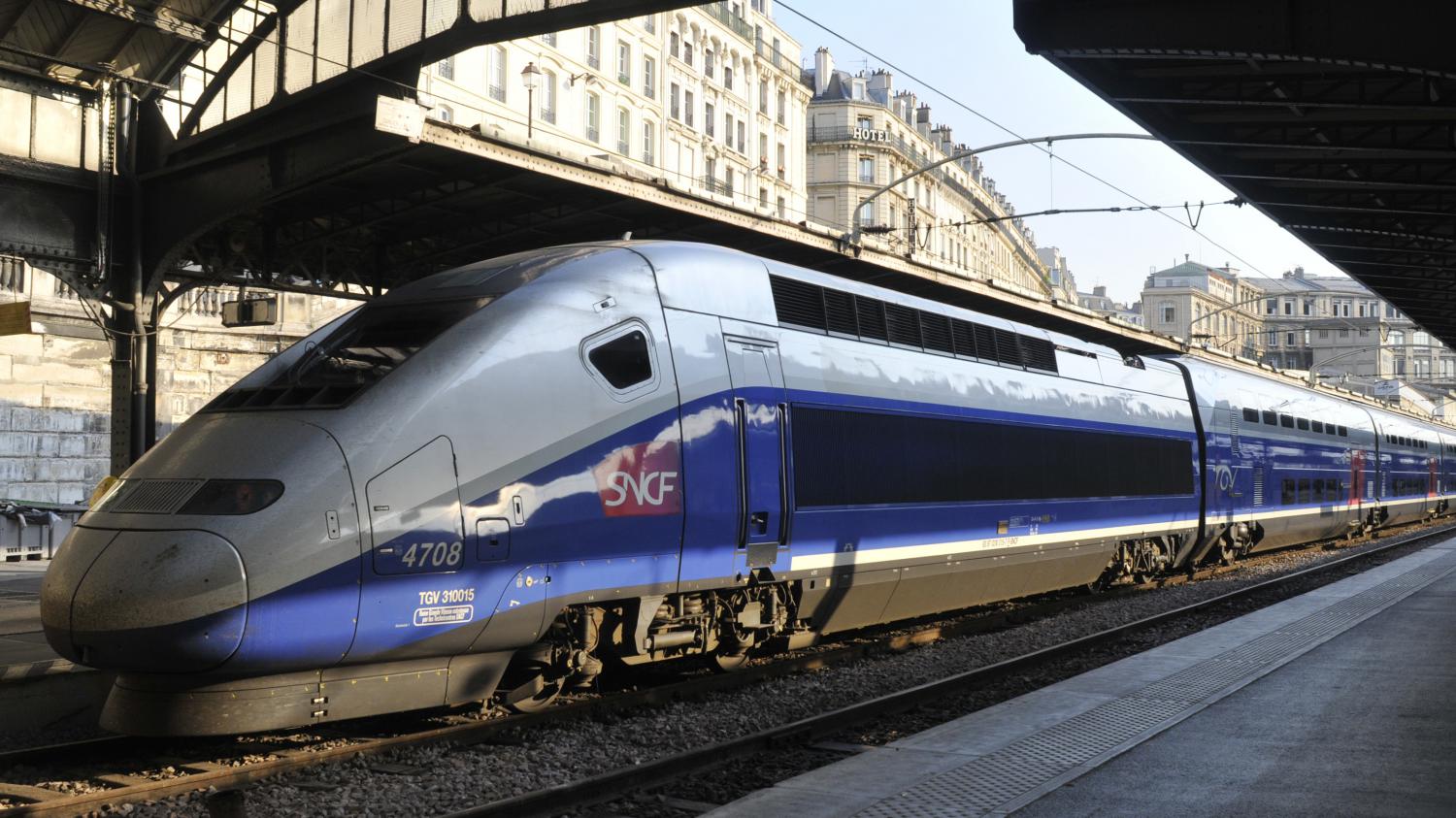 Private transfer by VTC from Paris to one of the Paris train stations